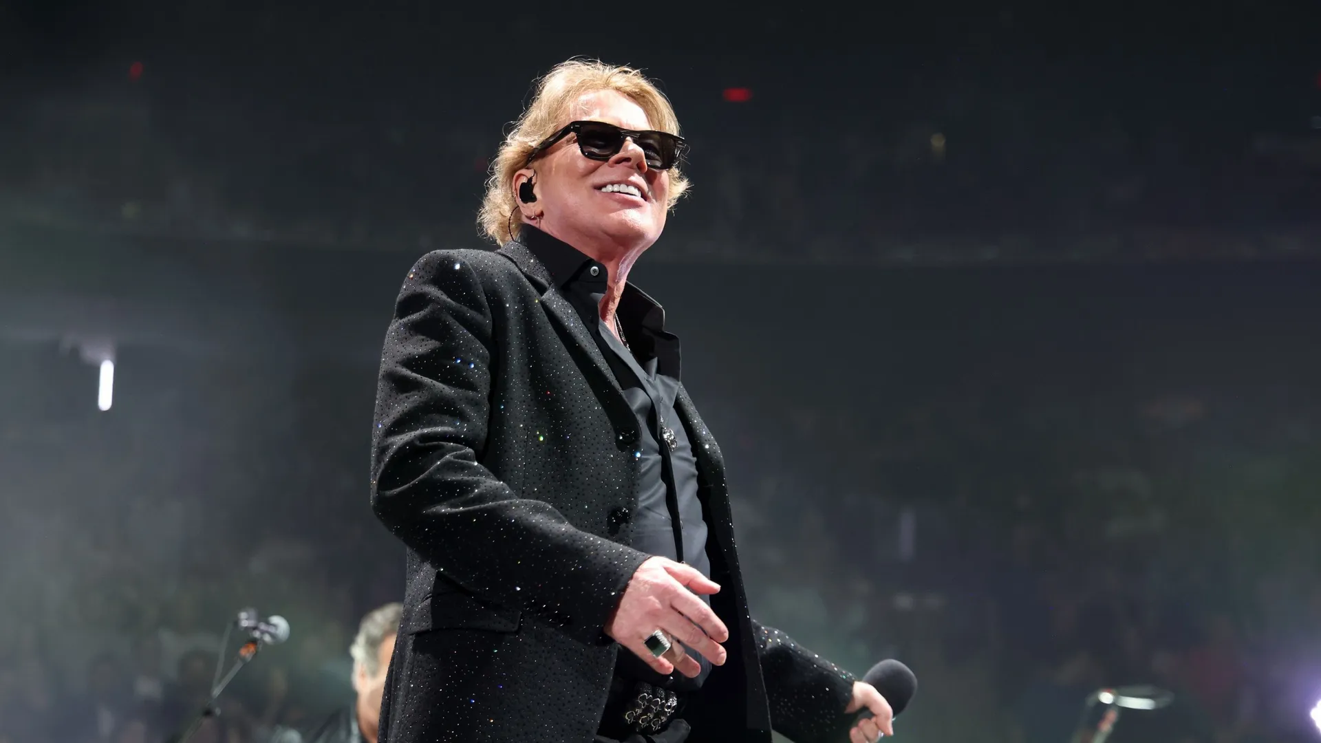 Guns N' Roses publie une vidéo compilation des nombreuses chutes d’Axl ...