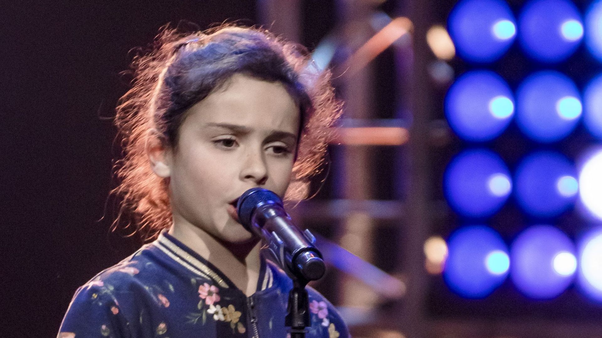 A seulement 9 ans, Léonie reprend du Charles Trenet avec une énergie ...