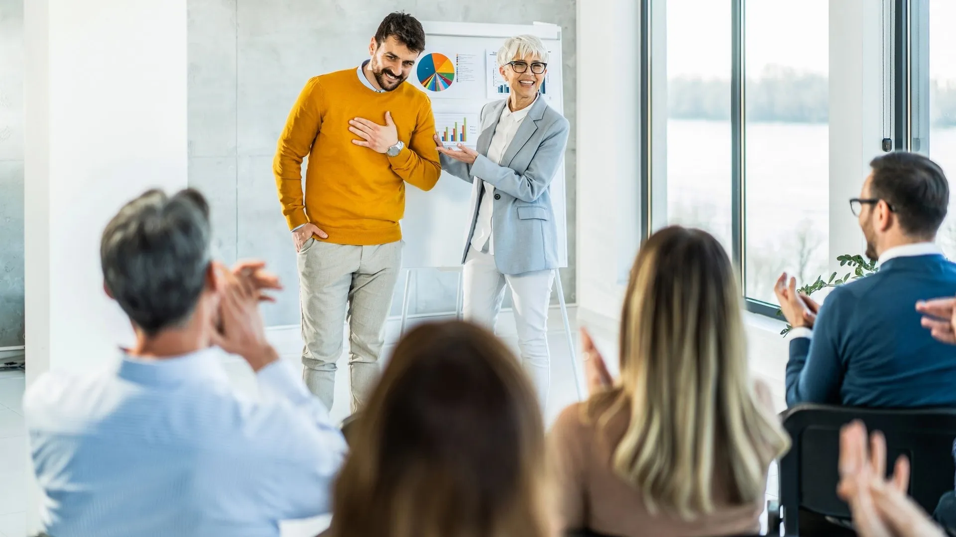 Comment formuler un compliment de la meilleure des manières ? - RTBF Actus