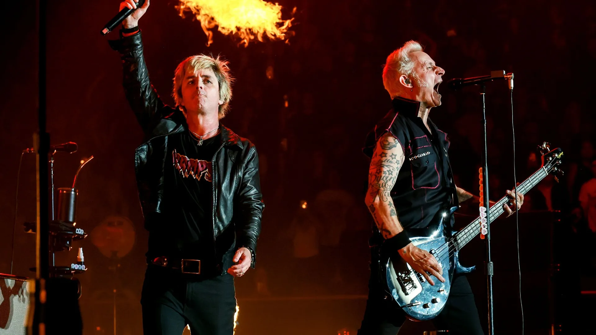 Billie Joe Armstrong et son fils Jakob reprennent 'Heroes' de David ...