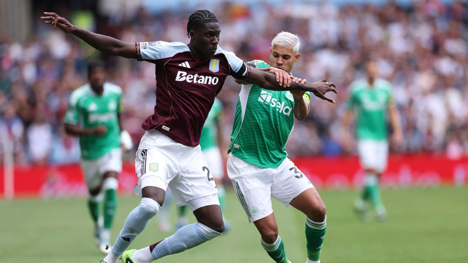 Malick Fofana a joué avec les protège-tibias de Diego Moreira face au ...