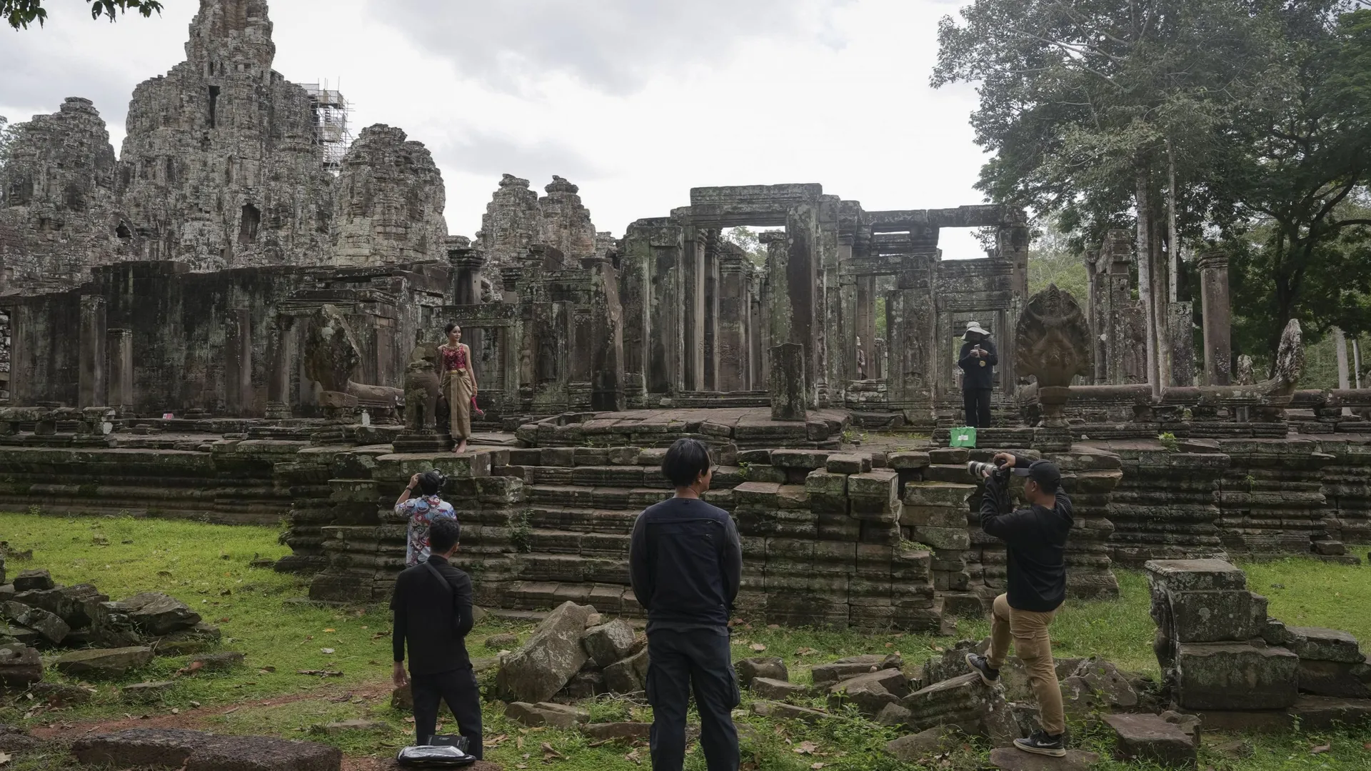 Les célèbres temples d'Angkor désertés : la peur du conflit thaï ...
