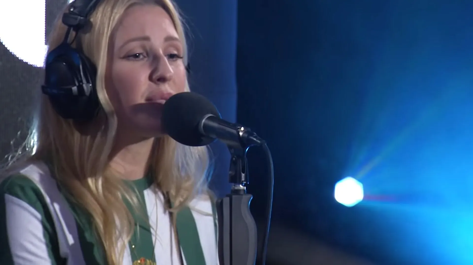 Ellie Goulding reprend une chanson de Tracy Chapman, sabotée par une ...