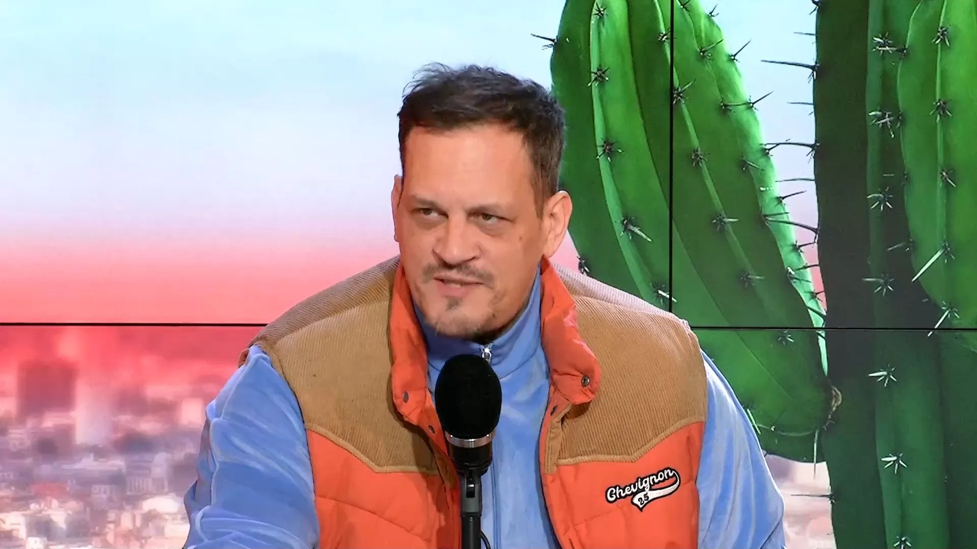 James Deano se demande à quoi ressemblerait sa vie sans internet : 'On ...