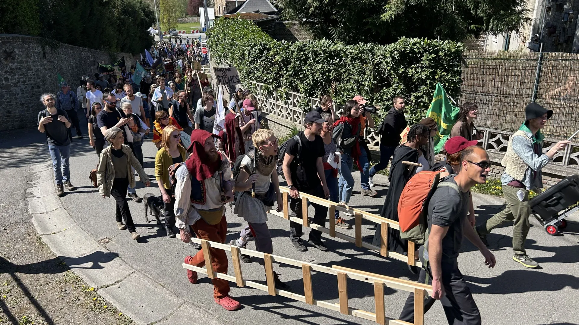 Floreffe : pierres en papier mâché, costumes médiévaux et calicots ...