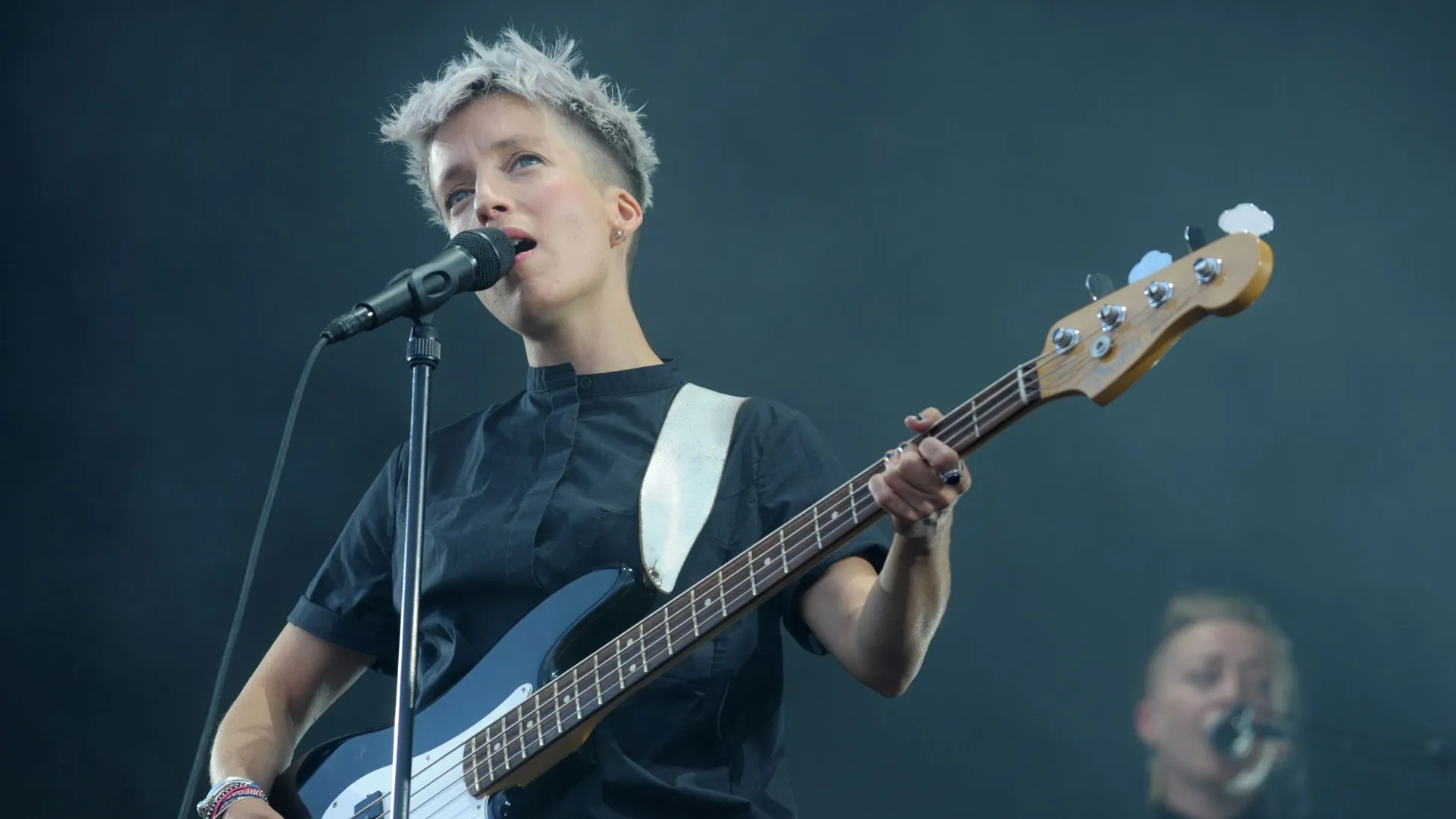 'Exister', le nouveau single du prochain album d'Alain Chamfort - RTBF ...