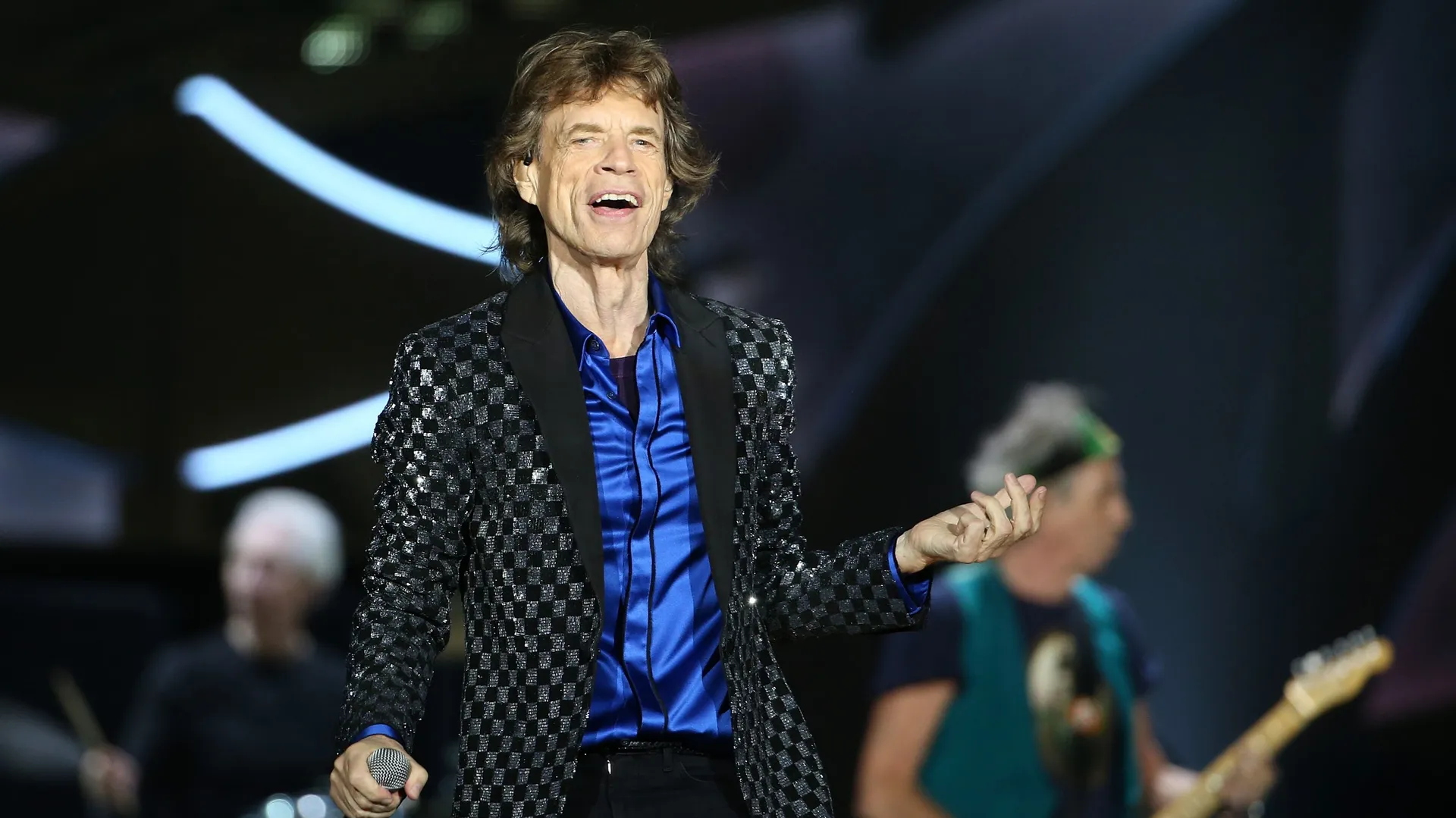 Mick Jagger : les premières images du film 'The Burnt Orange Heresy ...