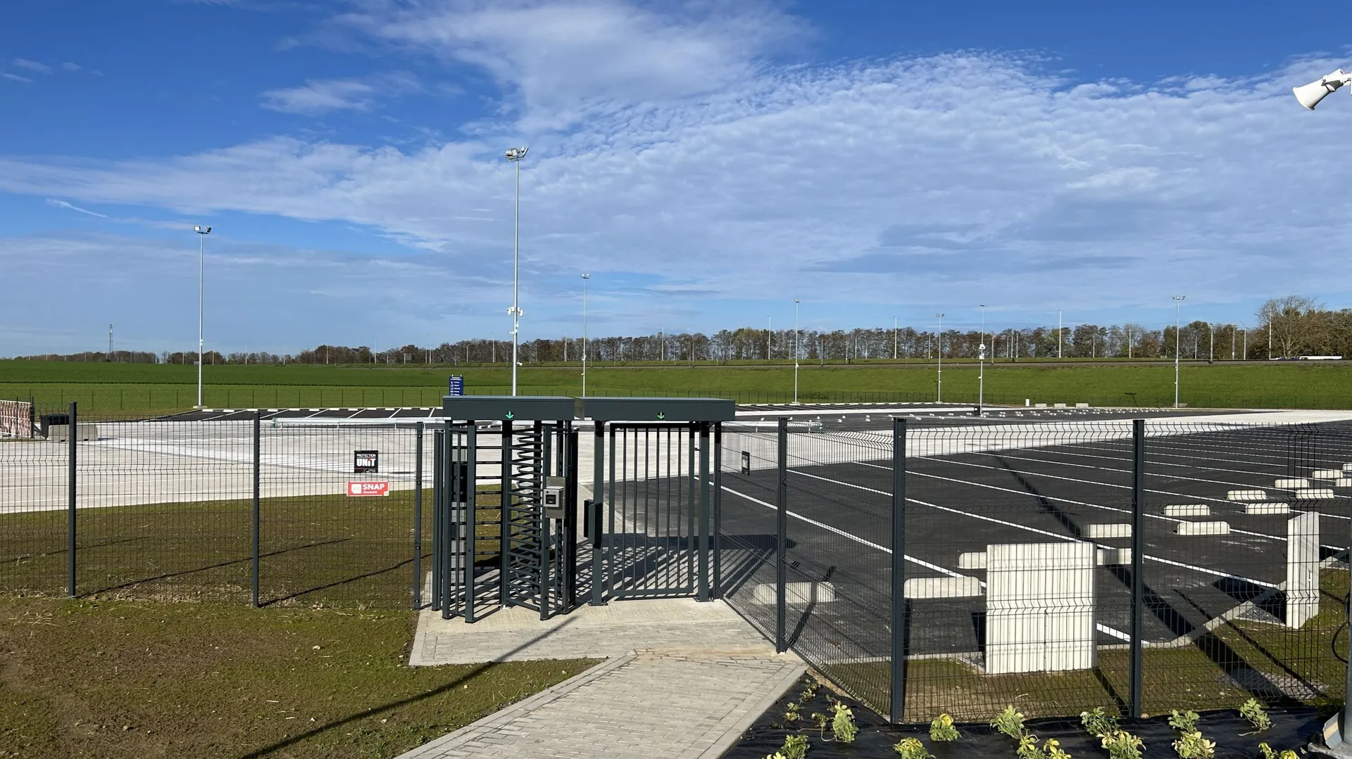 Un nouveau parking sécurisé pour 143 camions disponible en bordure de ...