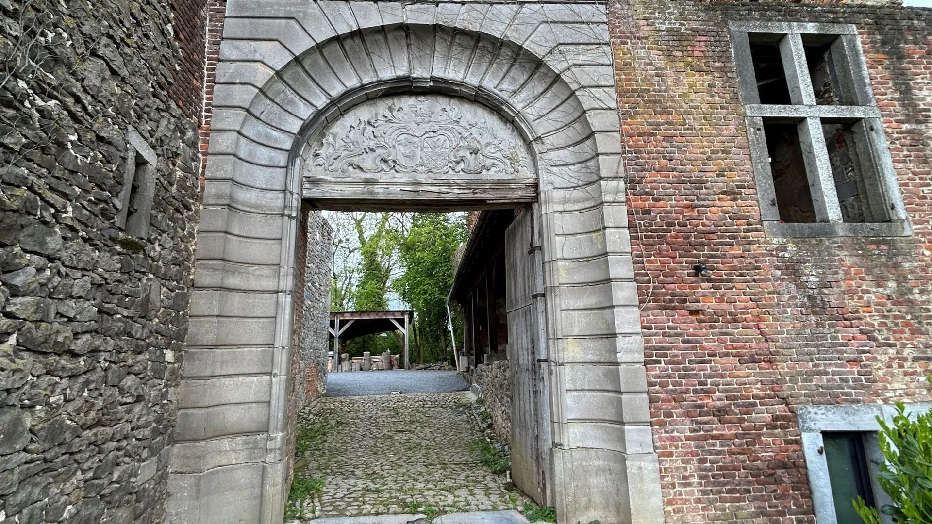 Avec leurs chambres d’hôtes, Hélène et Sarah ont sauvé les ruines du ...