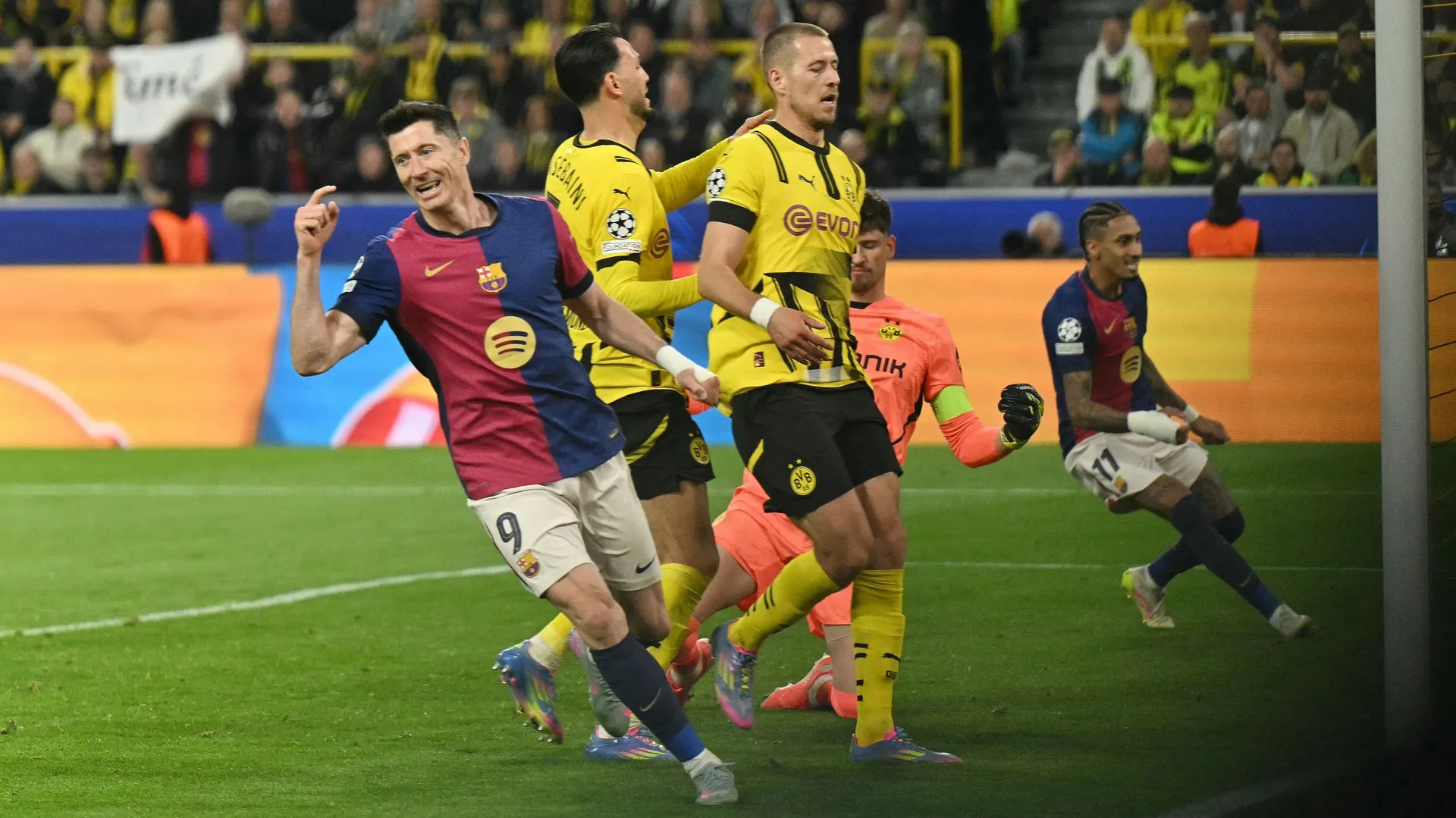 Barcelone s'incline pour la première fois de l'année mais passe en demi-finale de Ligue des ...