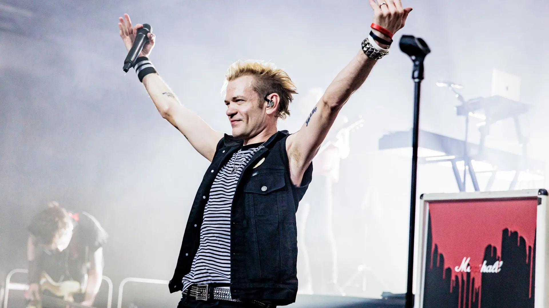 Le chanteur de Sum 41, Deryck Whibley, fait le point sur son état de ...