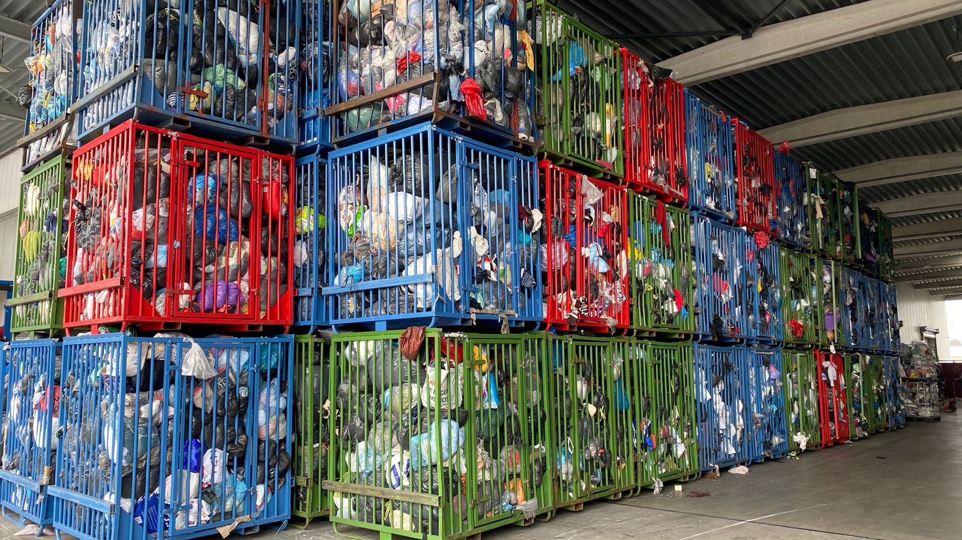 Jeter un vêtement dans la poubelle, ça sera interdit dès 2025… mais il ...