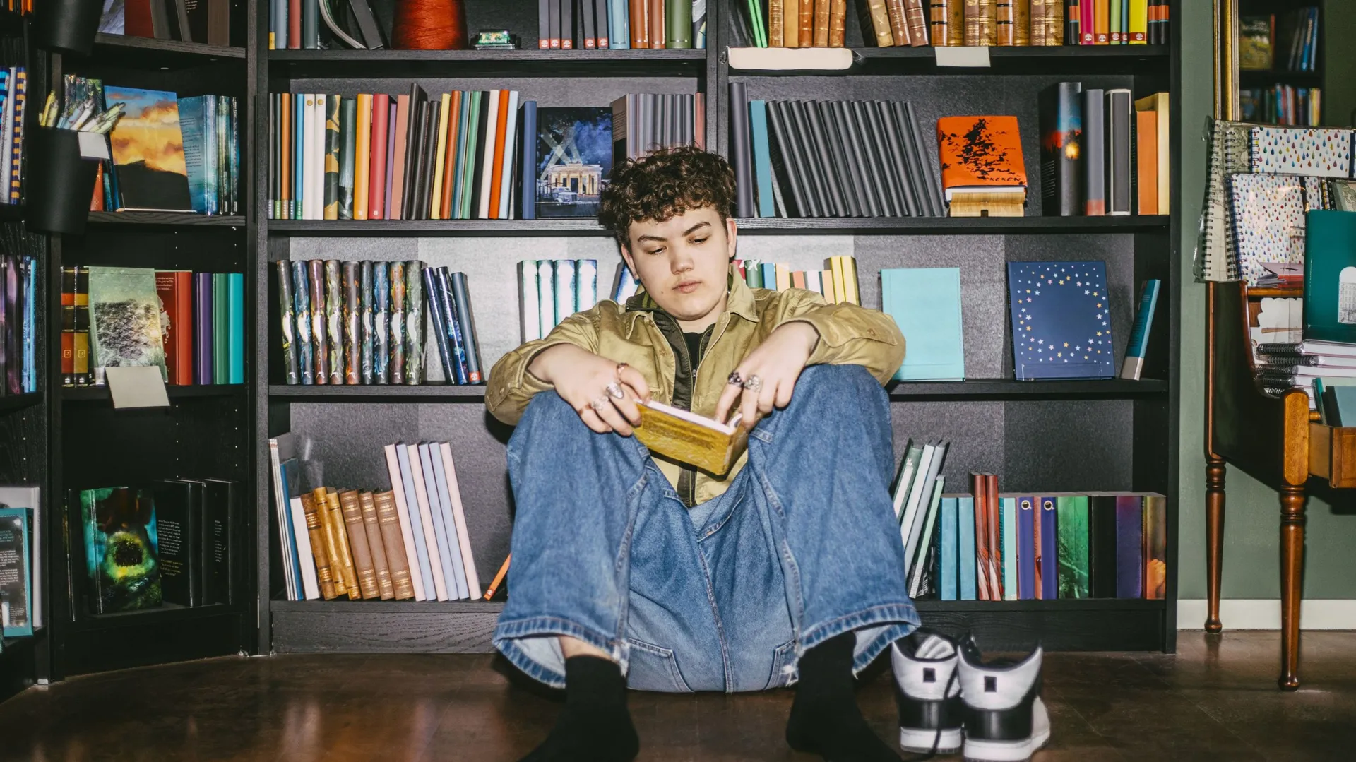 Les jeunes lisent moins, et moins longtemps, comment inverser la tendance ? - RTBF Actus