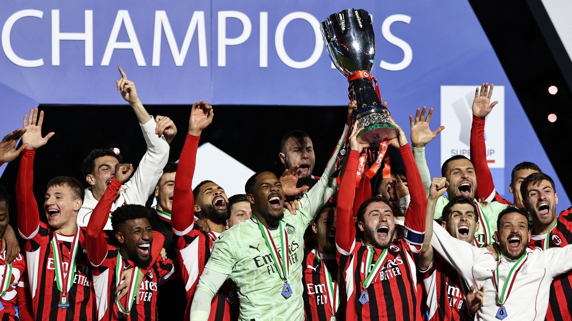 Après un match de fou, l’AC Milan renverse l’Inter et remporte la Super ...