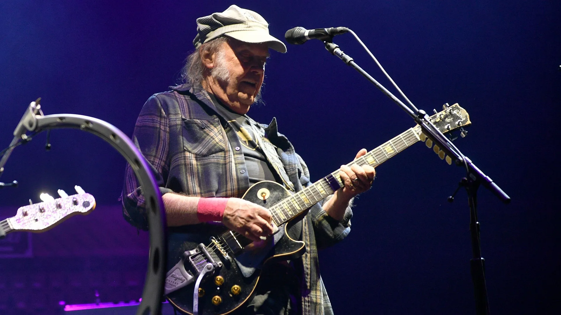 Neil Young retire sa musique d’Amazon et appelle au boycott du géant ...