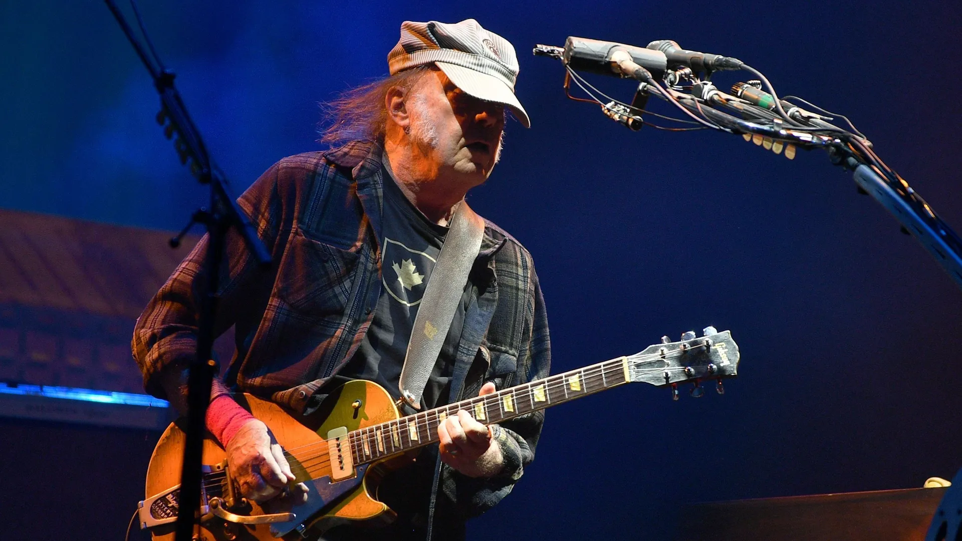 Neil Young claque la porte de Facebook : une prise de position contre ...