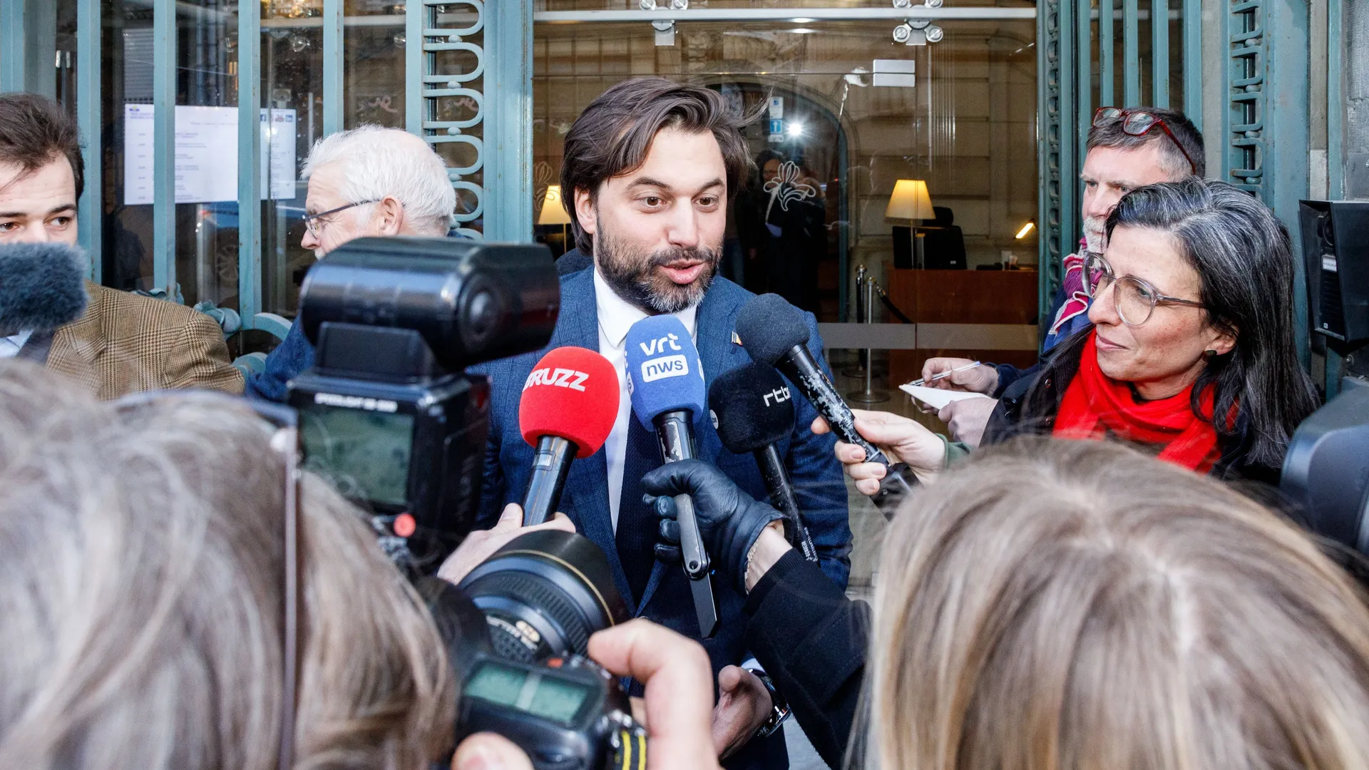 Entre influence royale et crédibilité journalistique : le paradoxe de ...