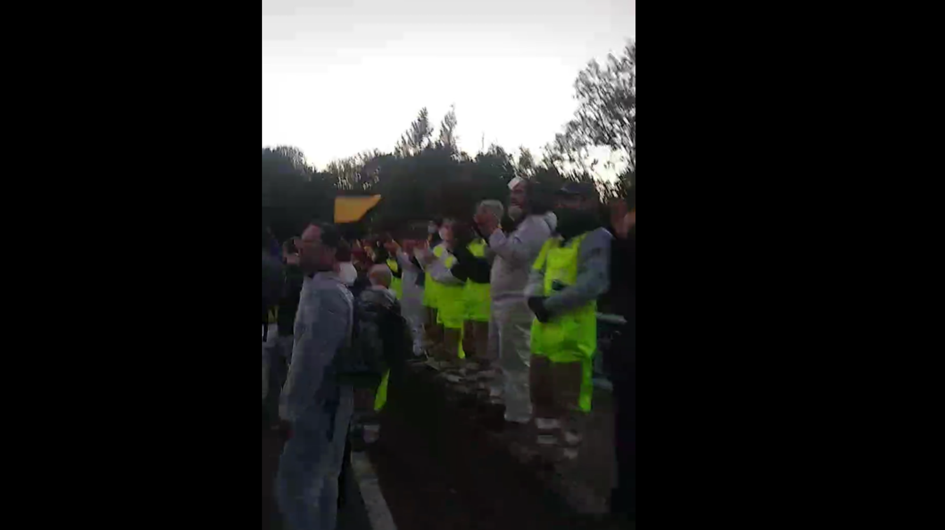 'Code rouge' : des militants écologistes bloquent le chantier d'une ...