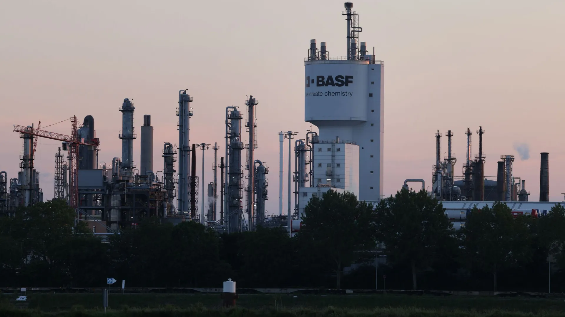 Quatorze blessés légers après une explosion dans une usine de BASF en ...