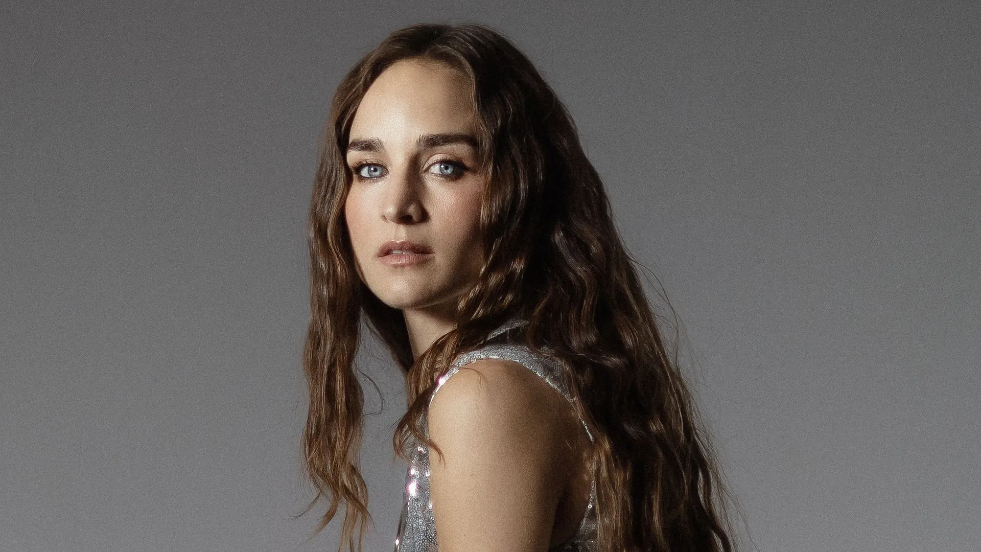 Typh Barrow dévoile 'Close To Me' : un nouveau single sensuel après ...