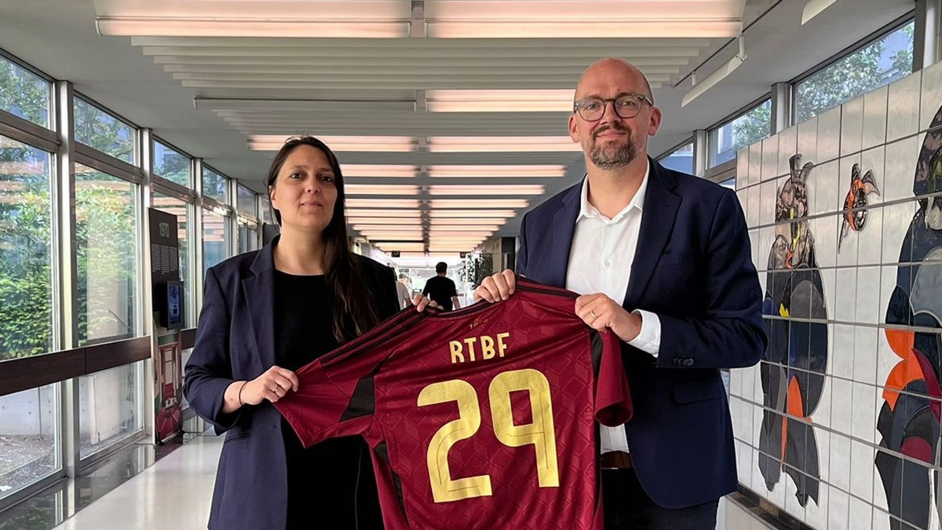 Nouveau maillot pour les Diables Rouges et les Red Flames : des ...