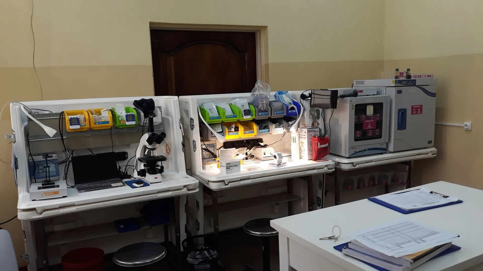 Un mini-laboratoire médical portable belge au Congo pour rendre les ...