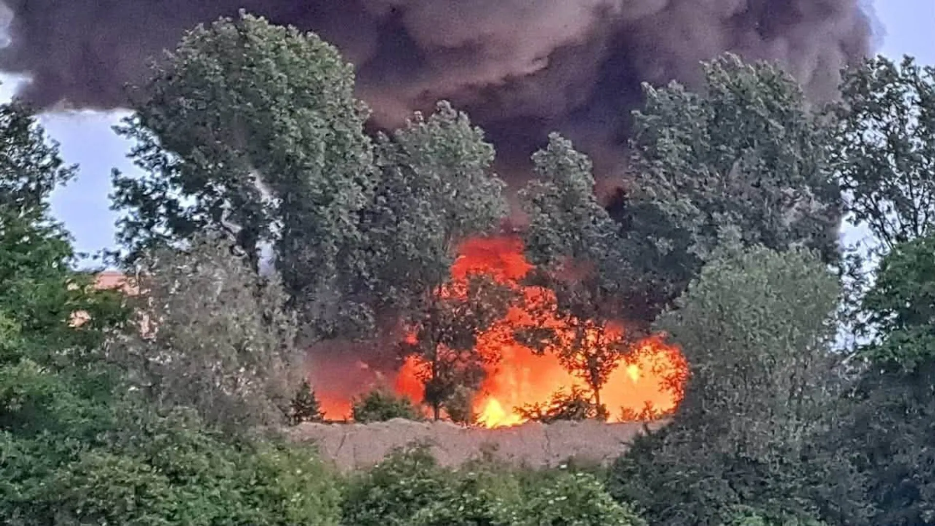 400 tonnes de carcasses de voitures en train de brûler à Obourg : les ...