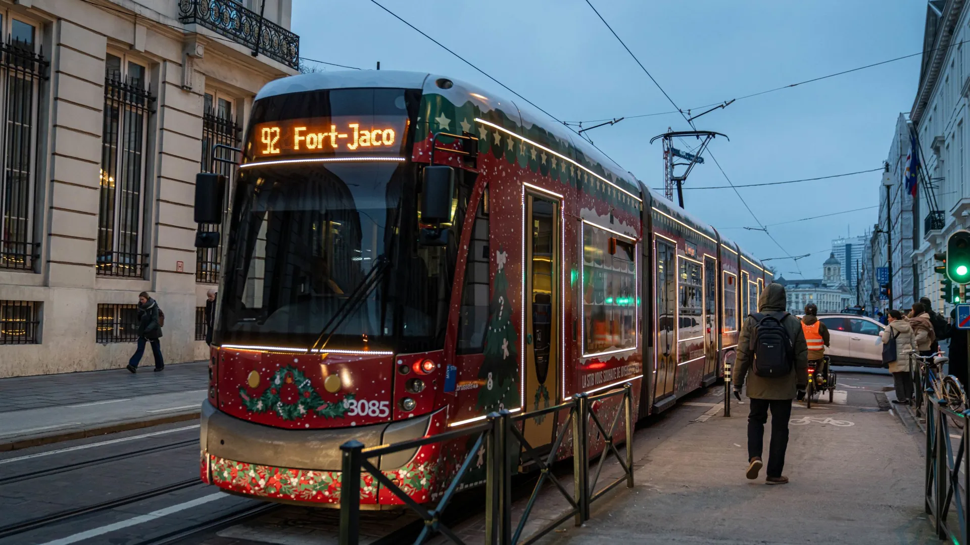 Arrivée du premier tram nouvelle génération long au dépôt STIB de Haren ...