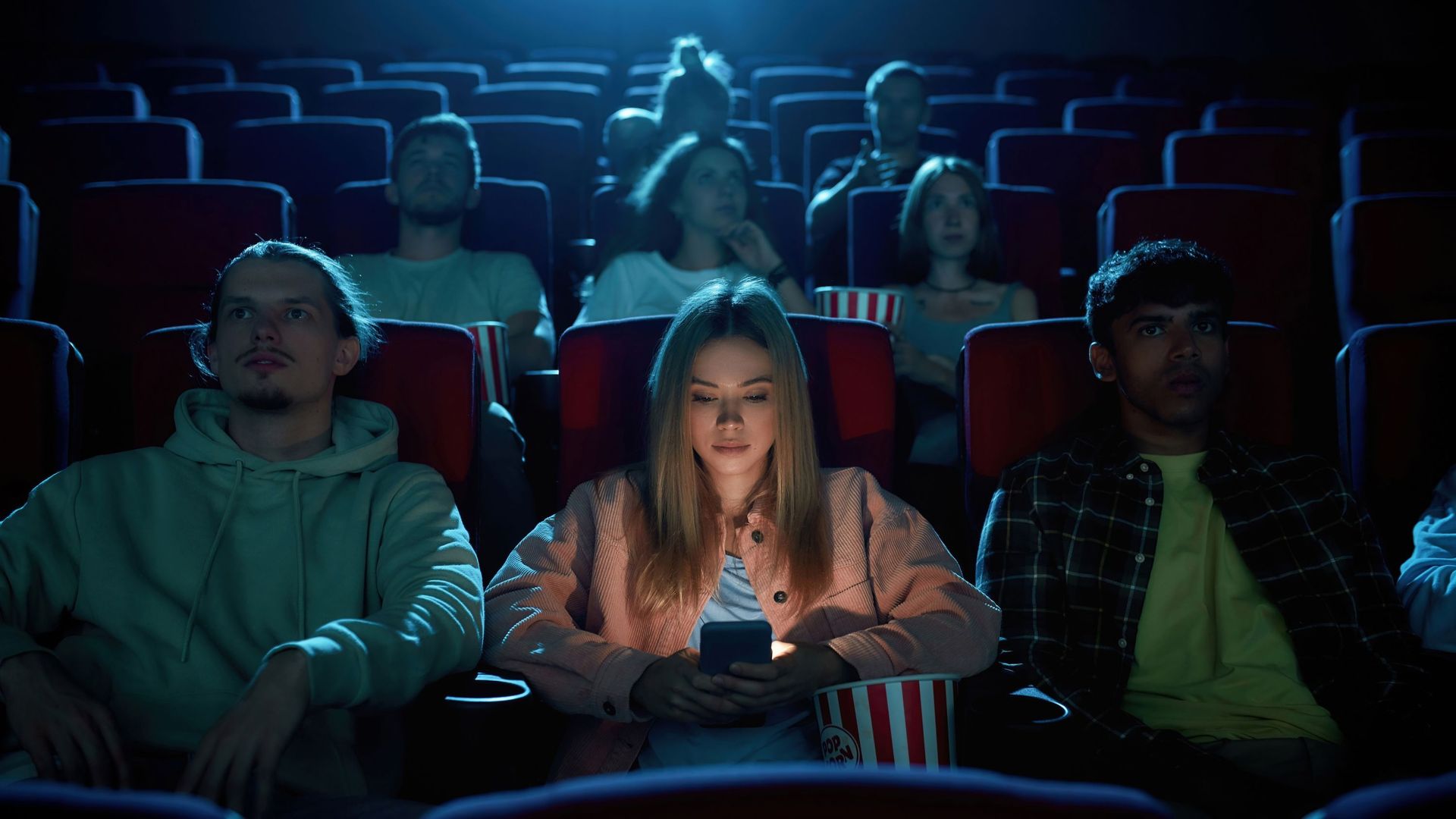 Regarder un film sans loucher sur son téléphone : et si on remettait ...