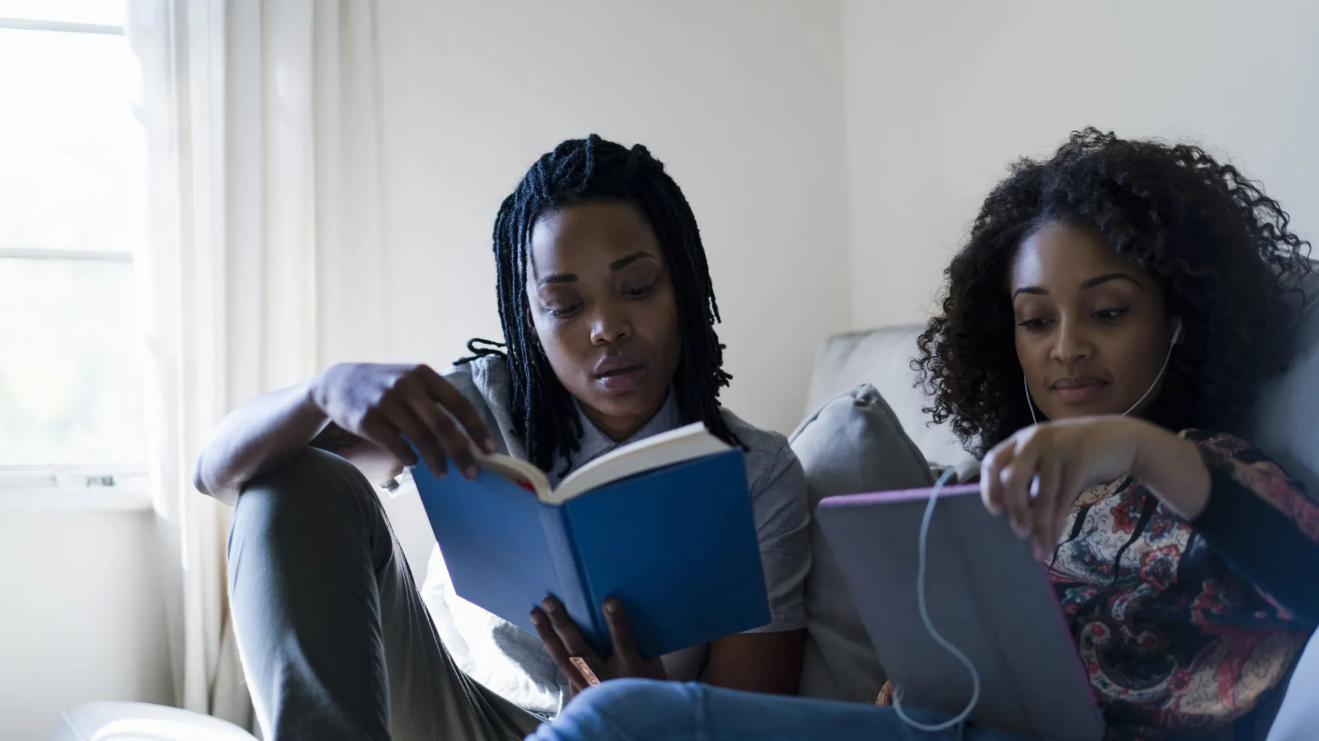 Les jeunes lisent moins, et moins longtemps, comment inverser la tendance ? - RTBF Actus