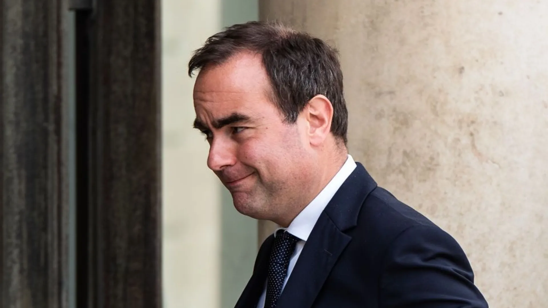 France : Macron classe La France Insoumise (LFI) à l’extrême gauche et ...