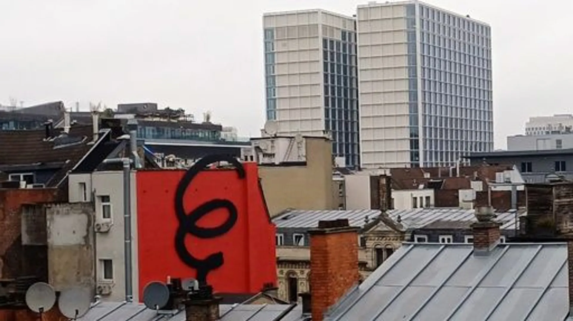 Liège célèbre Georges Simenon avec une fresque de 240 mètres carrés en ...