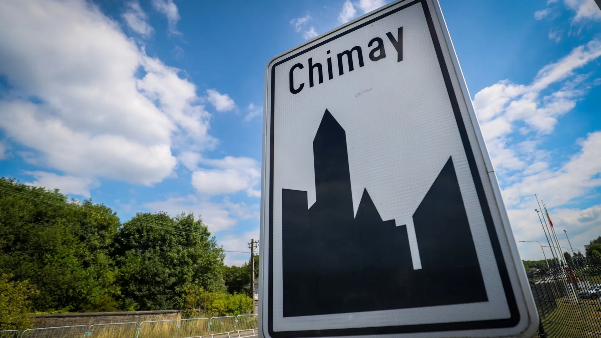 Des panneaux photovoltaïques au milieu des brebis : à Chimay, un projet ...