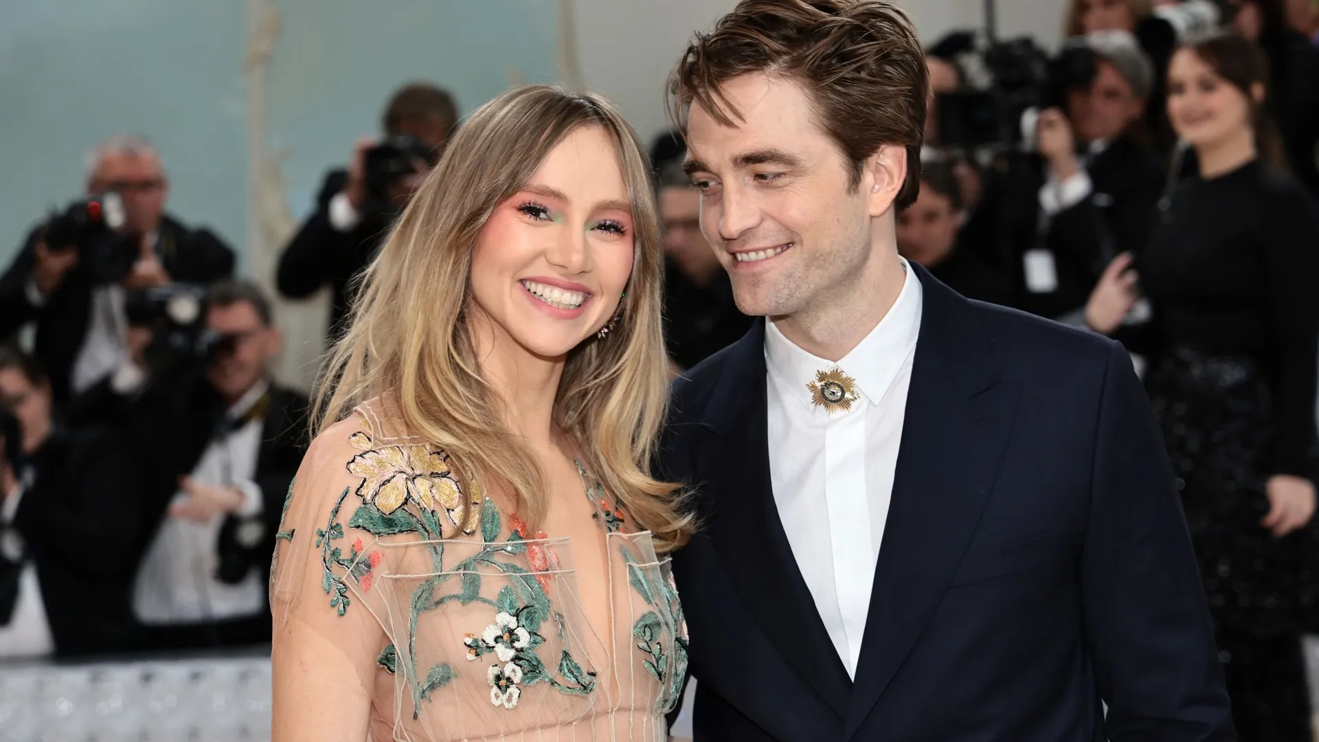 Suki Waterhouse et Robert Pattinson vont être parents : voici comment ...