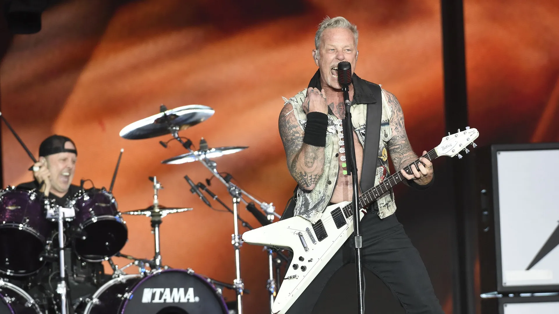 Un acteur de Stranger Things fan de heavy metal ? - RTBF Actus