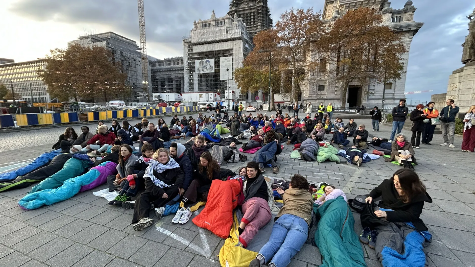 Action symbolique d'associations devant le palais de justice de ...