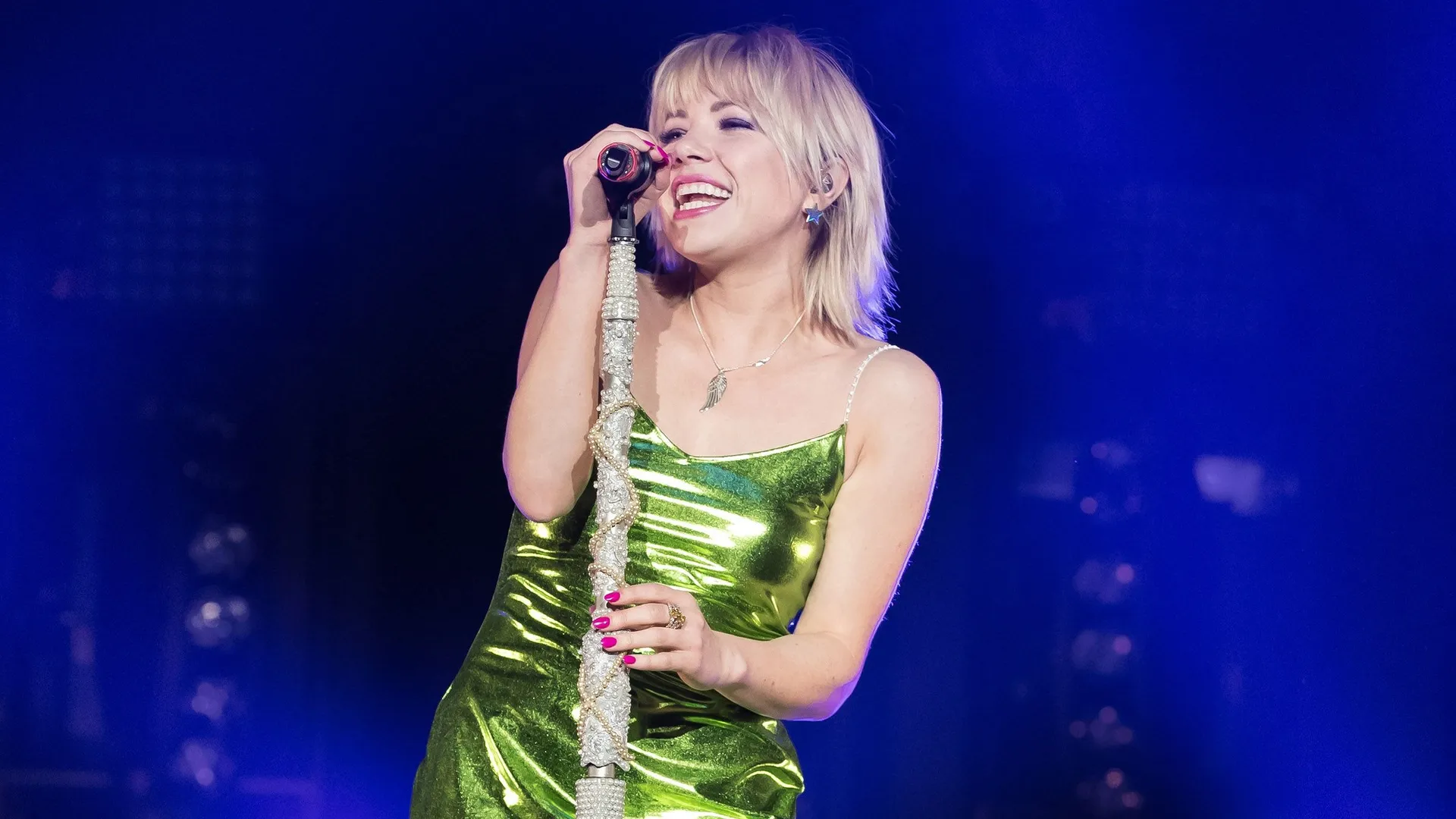 Carly Rae Jepsen célèbre les 10 ans de son album culte avec une ...