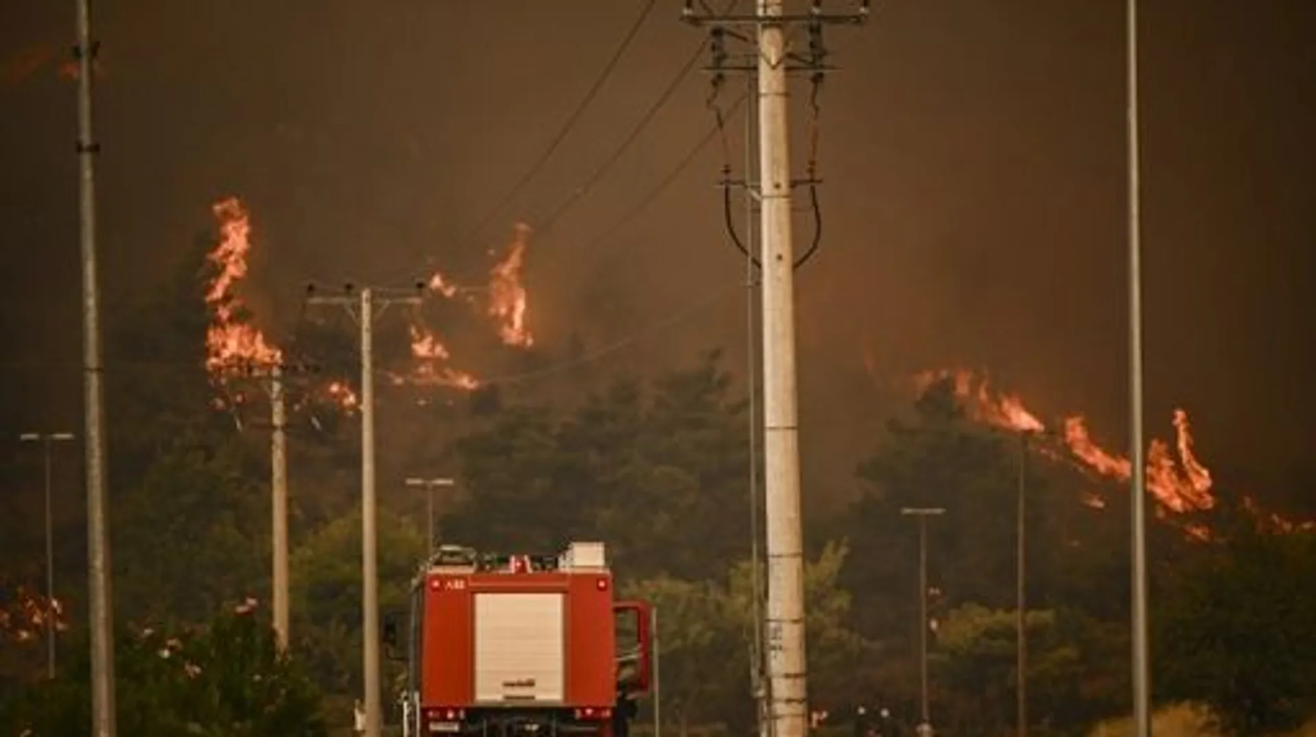Incendies en Grèce : le feu se rapproche d’Athènes, des quartiers ...