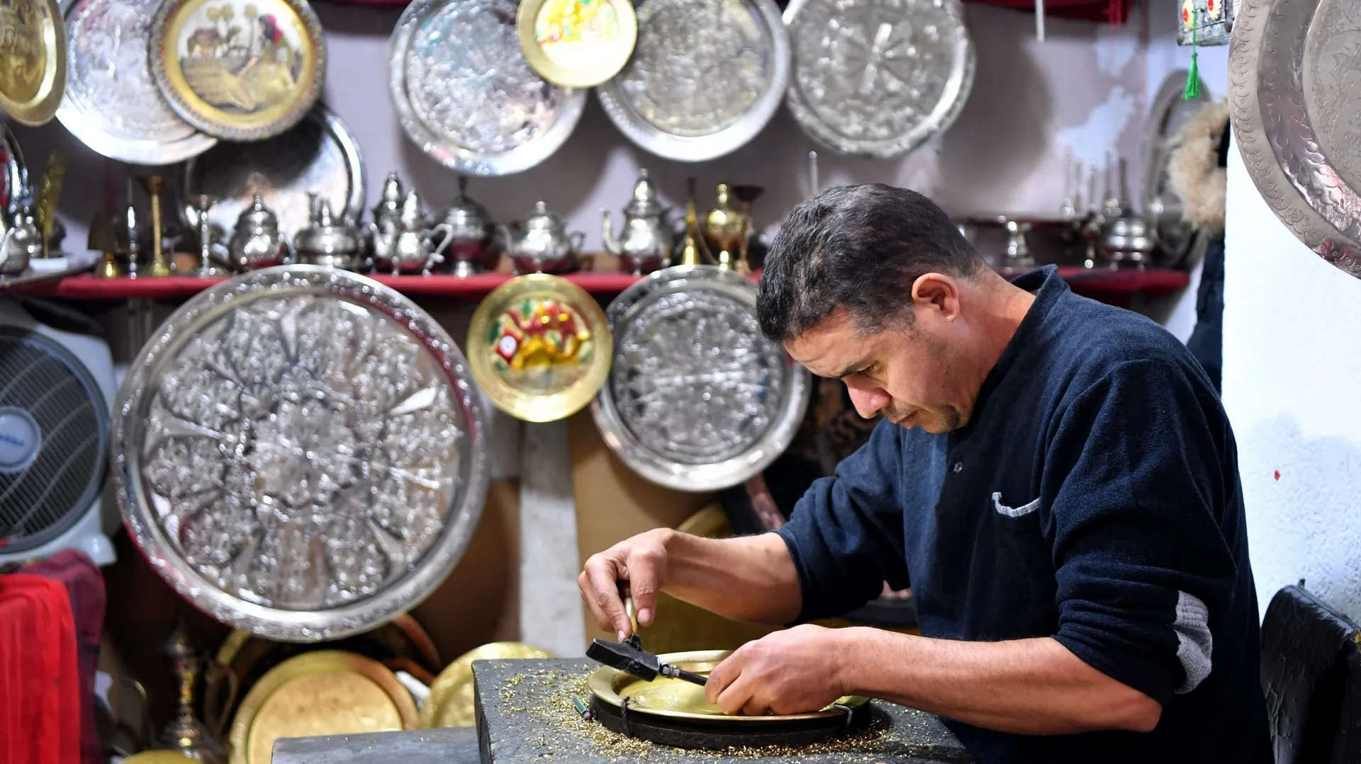 Un artiste mexicain écrase une Tesla sous une sculpture géante - RTBF Actus
