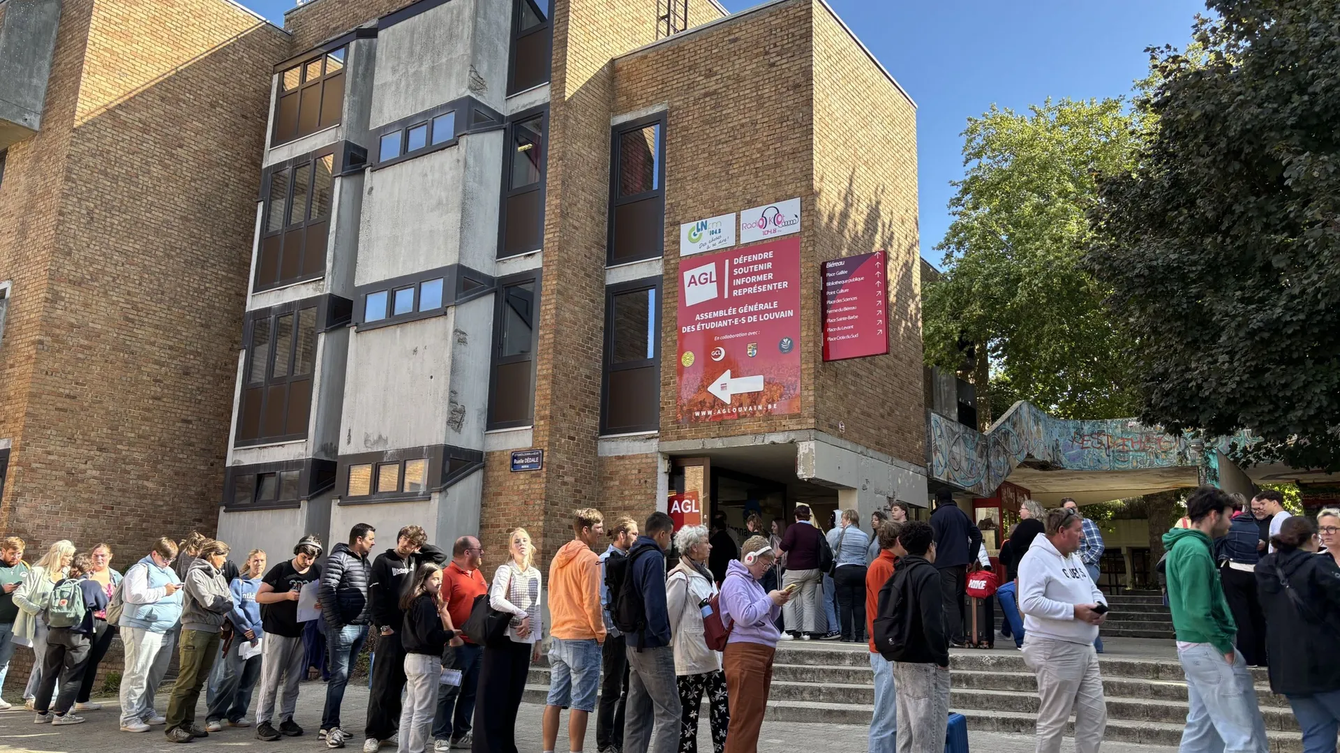 Avec 485.000 nageurs en un an, la nouvelle piscine olympique du Blocry ...