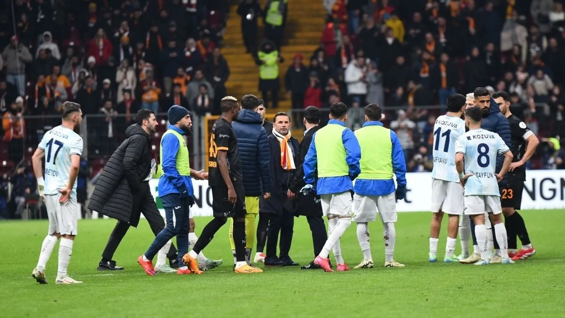 Scène incroyable en Turquie : mécontents d’une décision arbitrale, les ...