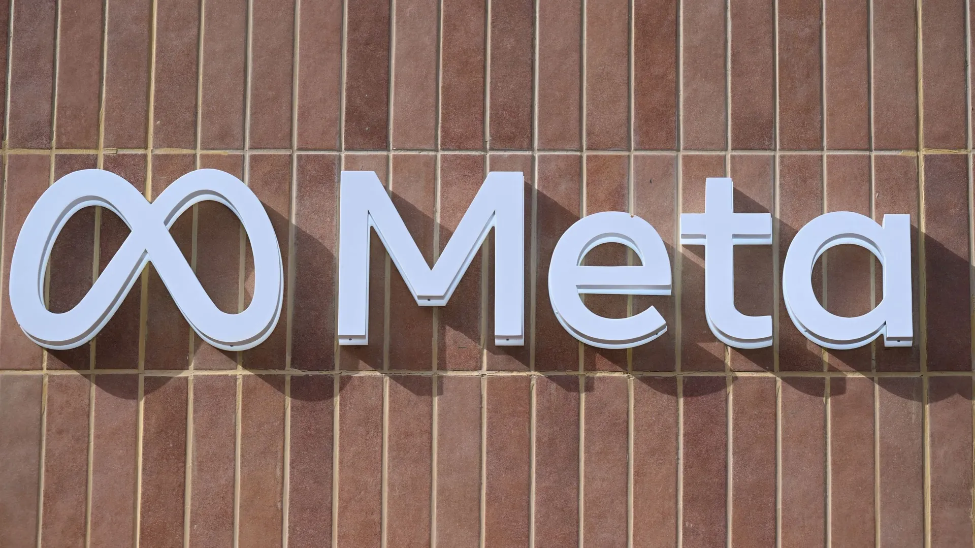 Meta annonce qu’il va licencier 8000 personnes - RTBF Actus