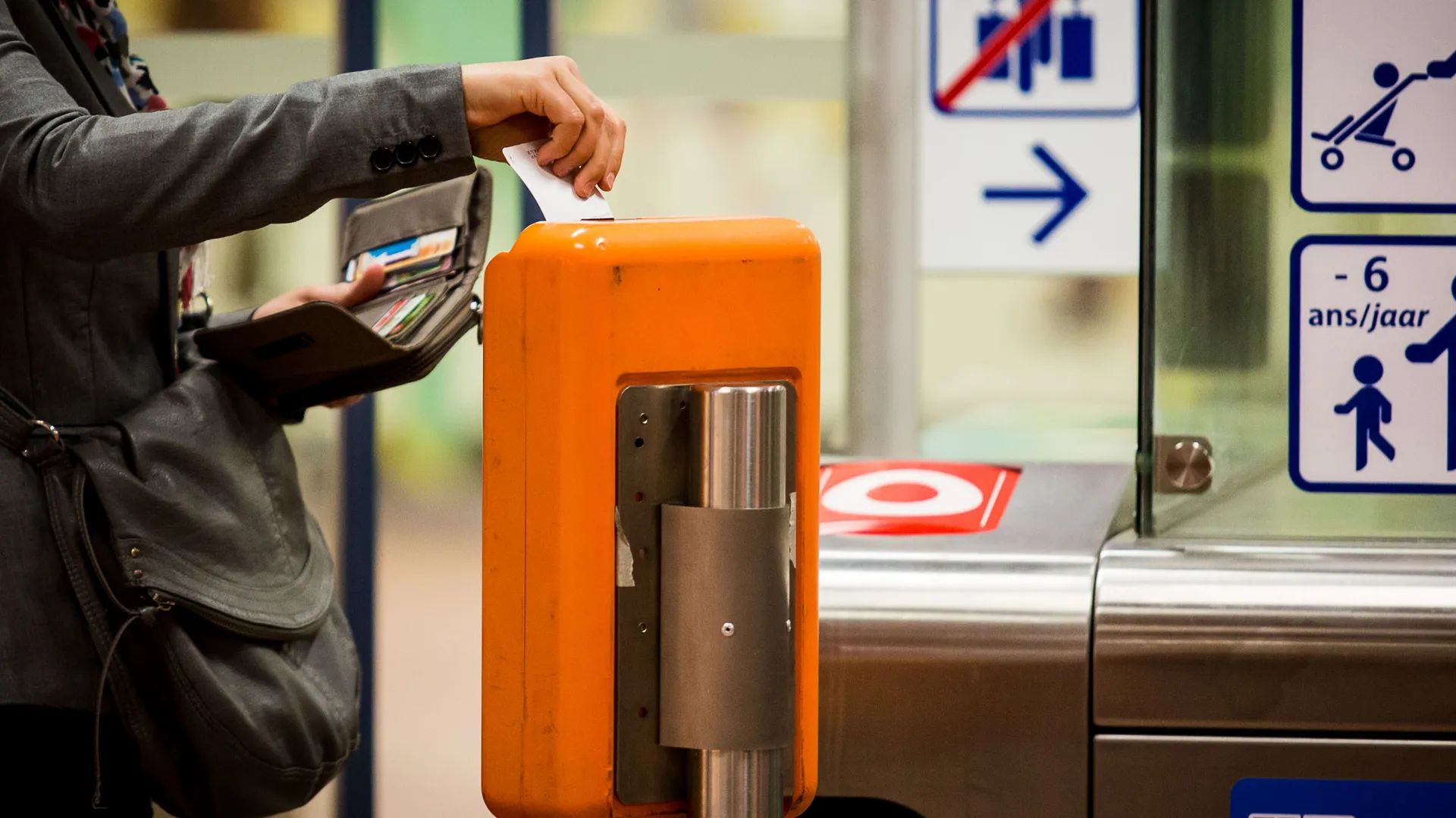 Il faudra valider votre ticket STIB à la sortie des stations également ...