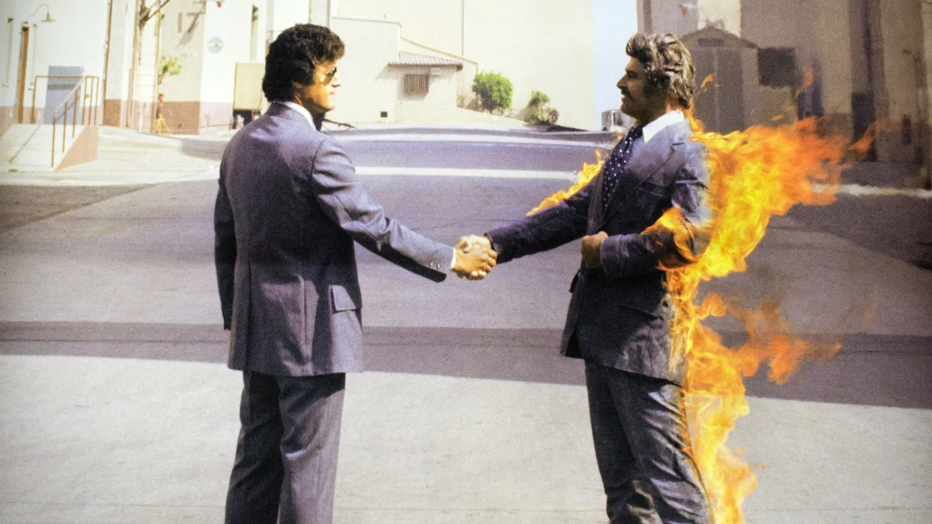 Ronnie Rondell, le cascadeur embrasé qu'on voit sur la pochette de ...