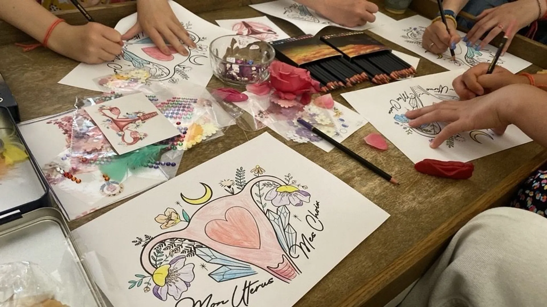 Des 'cercles roses' pour préparer les jeunes filles à la puberté - RTBF ...