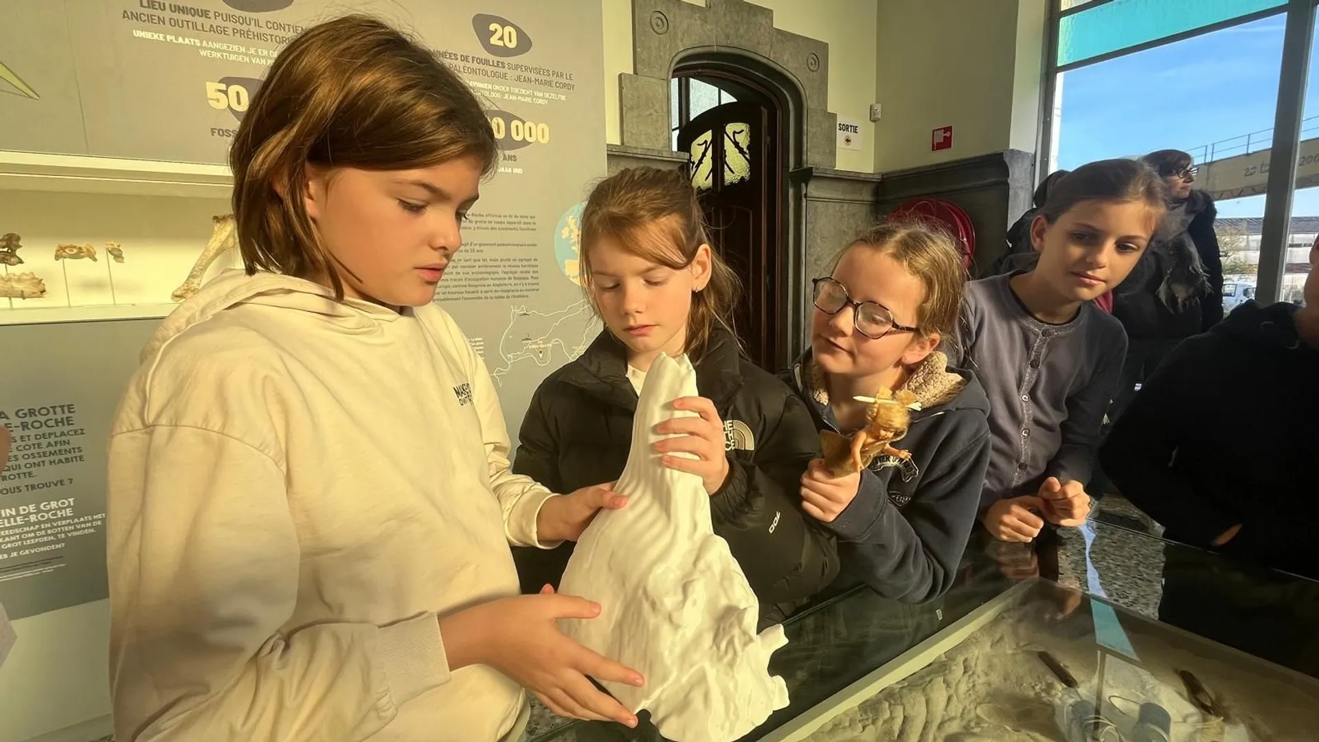 Au centre d'interprétation de la pierre de Sprimont, des enfants sont ...