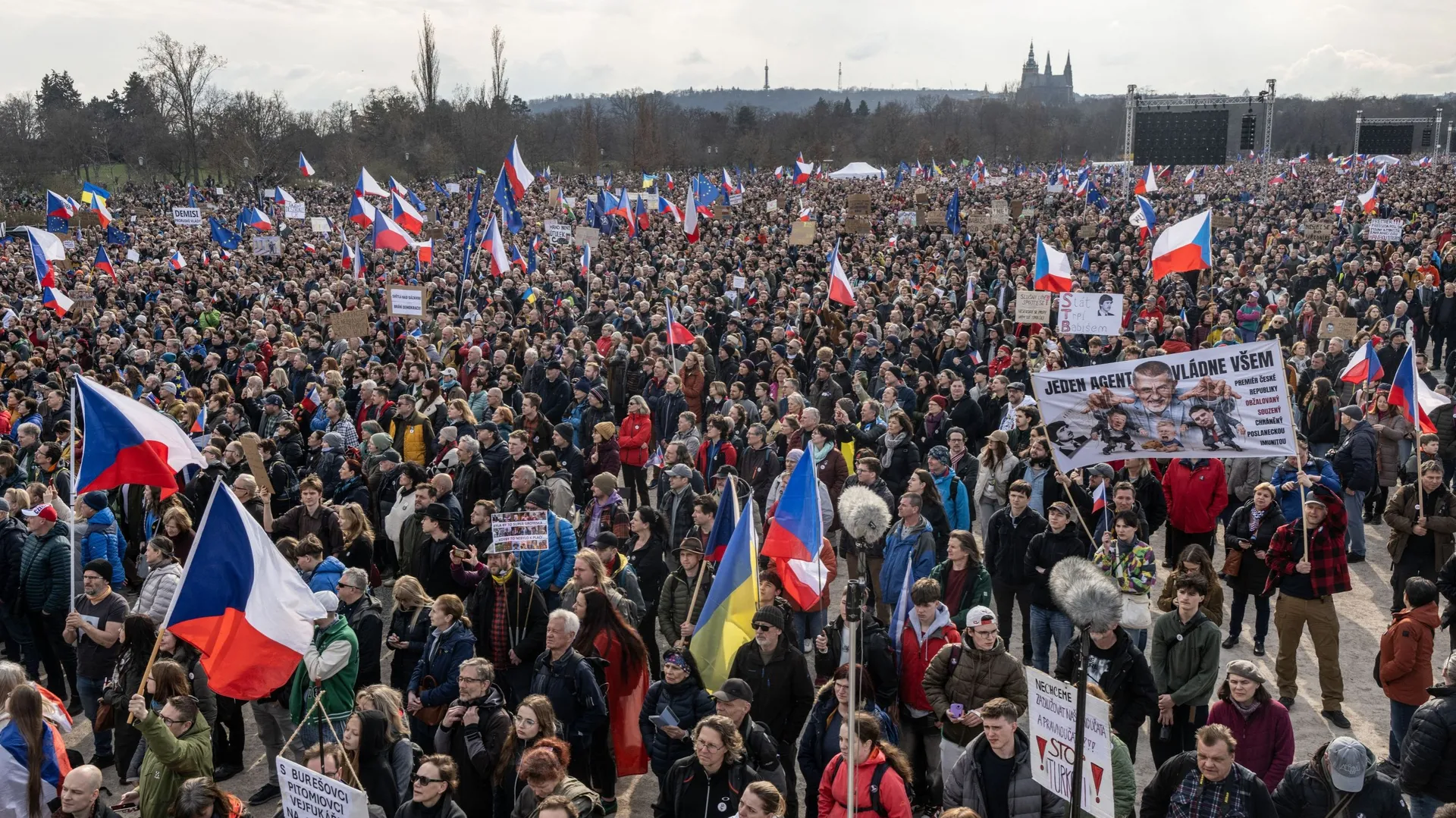 À Prague, près de 250 000 personnes ont manifesté contre le ...