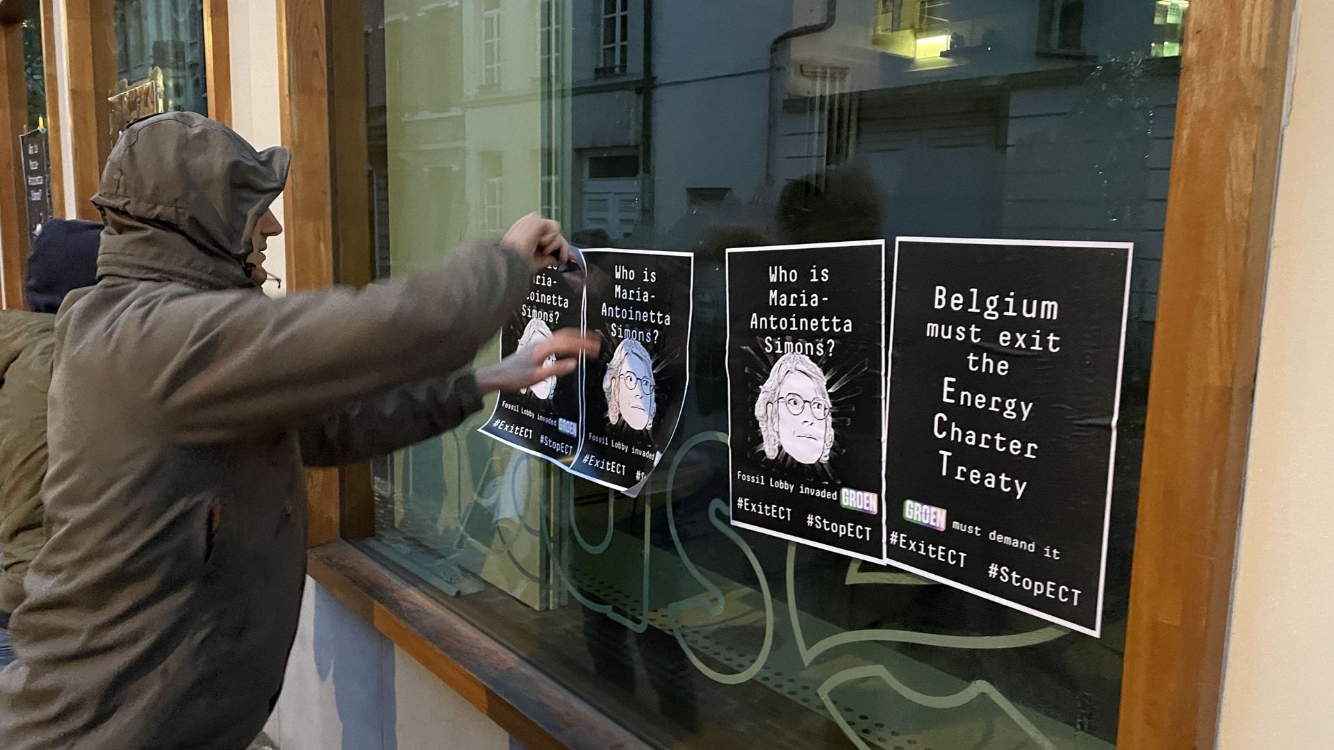 Des activistes placardent des affiches au siège du parti Groen - RTBF Actus