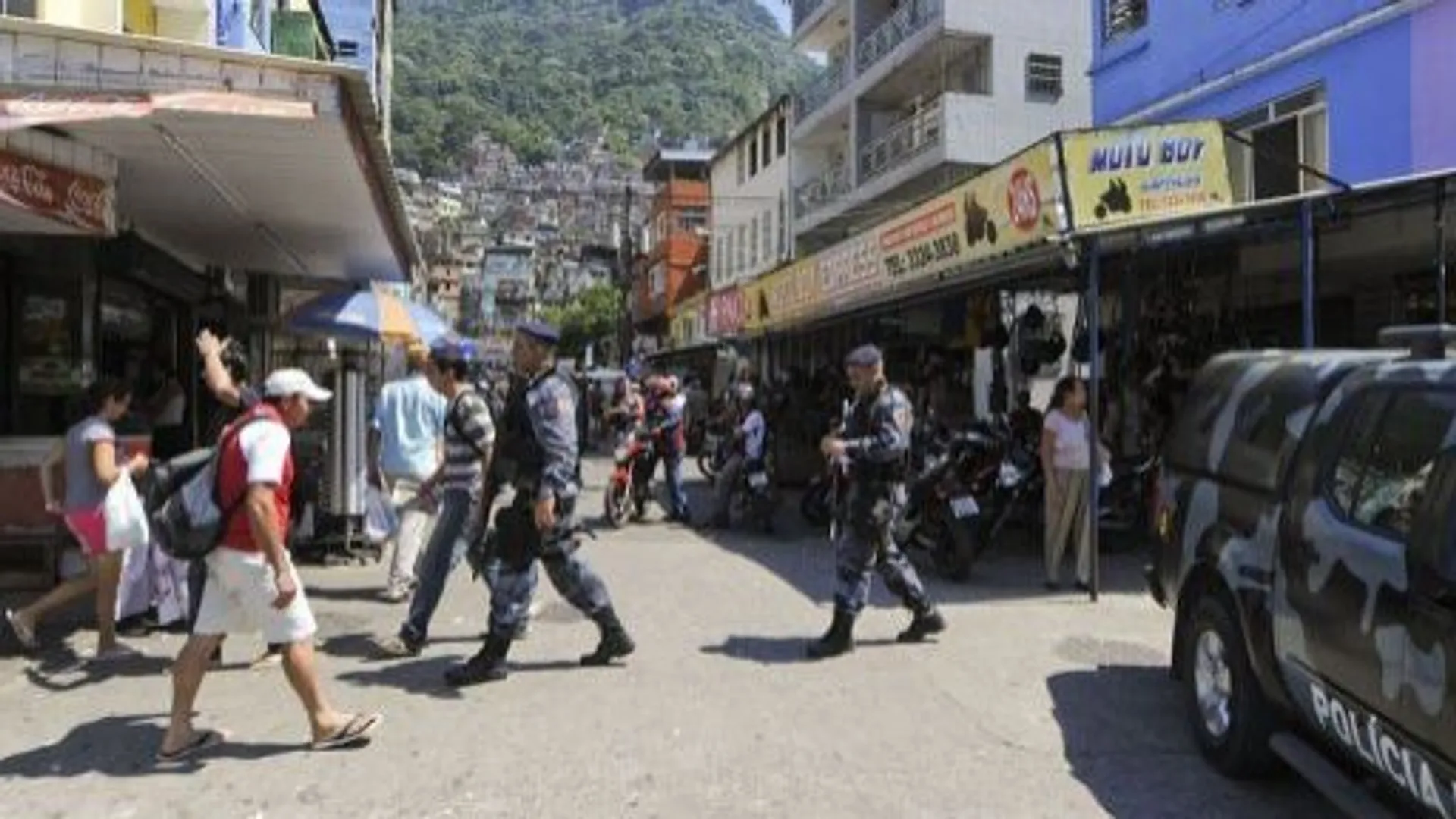 Brésil: la police entre dans deux des favelas les plus violentes de Rio ...