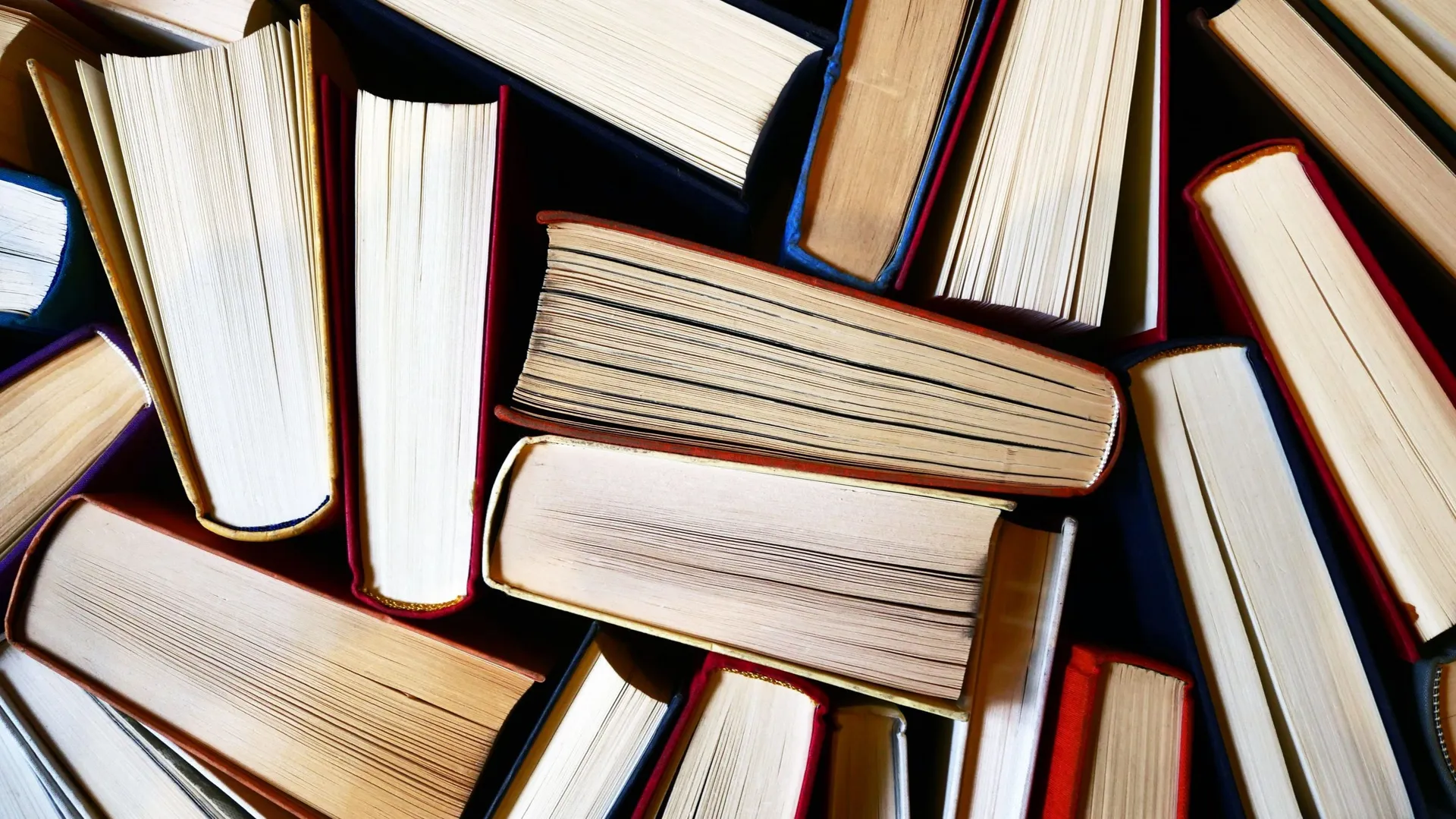 Des livres complotistes ou d’extrême droite dans les rayons : votre ...